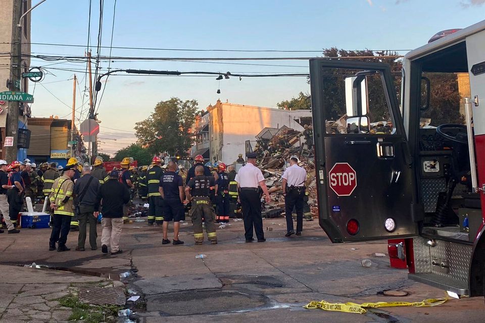 Firefighter dies in Philadelphia building collapse | Irish Independent