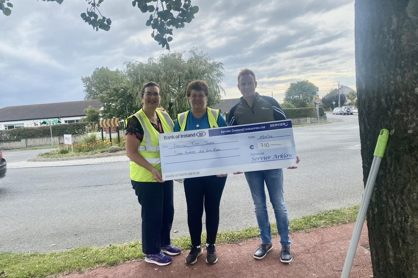 Arklow company makes latest donation to Tidy Towns group | Independent.ie