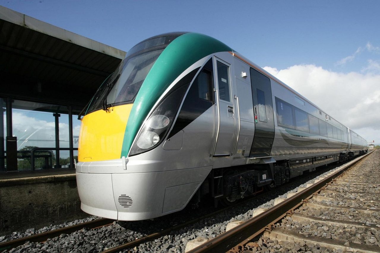 Irish Rail staff praised for extinguishing engine fire at Heuston ...