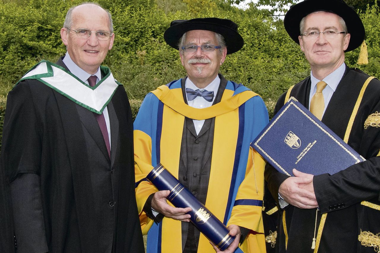 UCD puts artist Robert Ballagh in picture with degree | Irish Independent