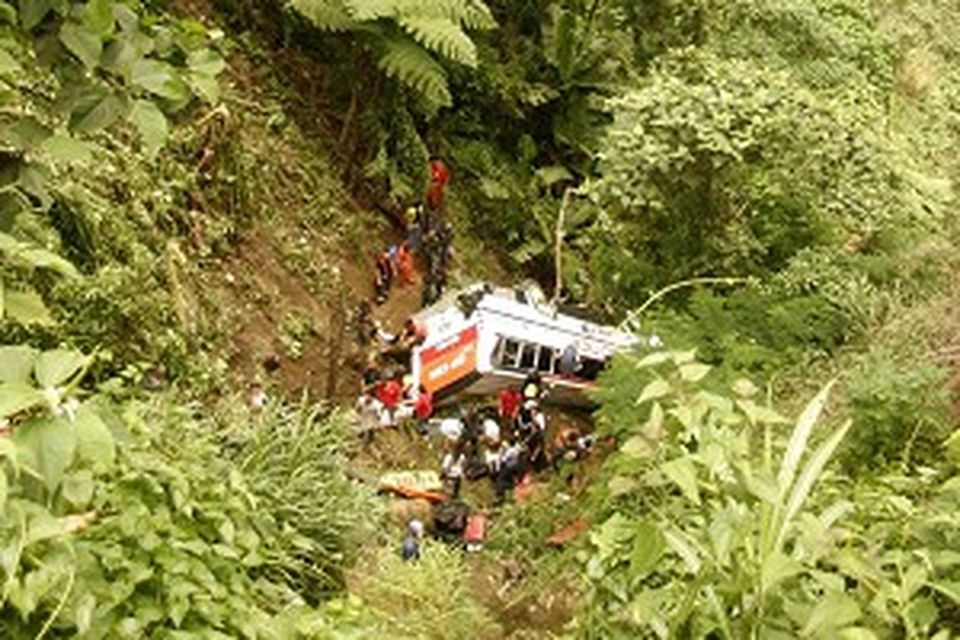 41 killed in Philippine bus crash | Irish Independent