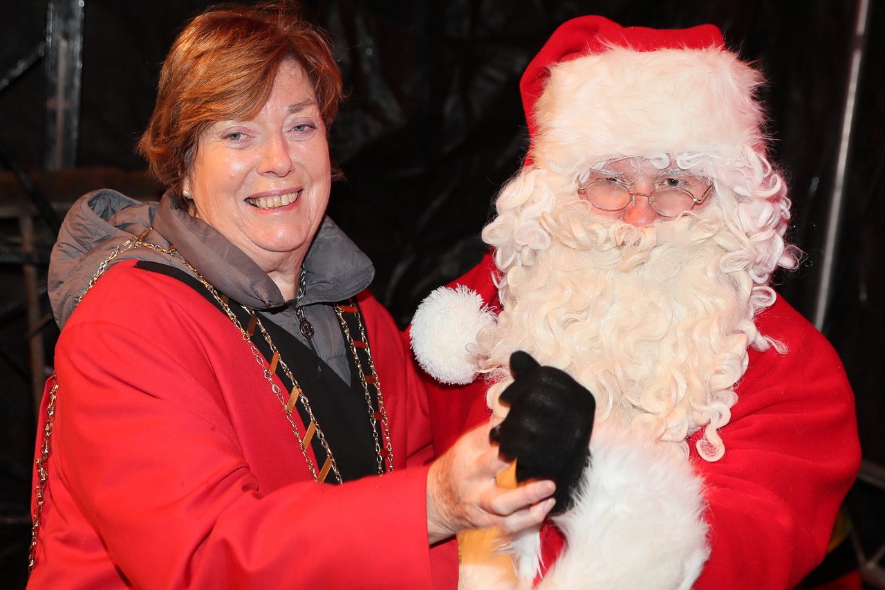 Pictures show crowds turning out for switching on of Drogheda’s ...