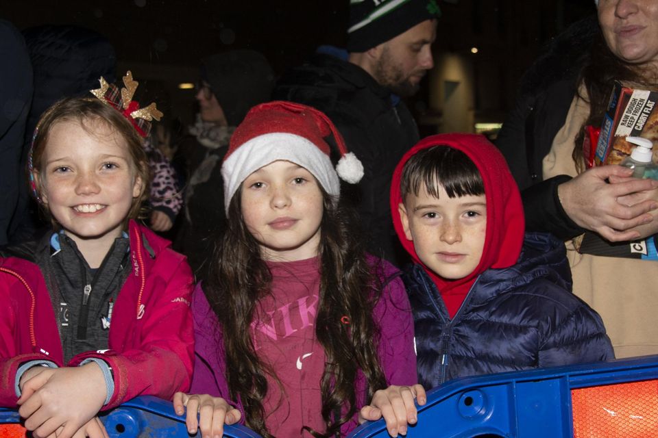 Pictures show crowds as Blessington lights up for Christmas | Irish ...