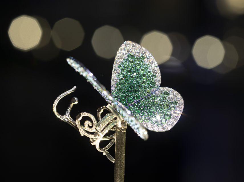 Queen Victoria’s sapphire and diamond coronet on view at the V&A ...