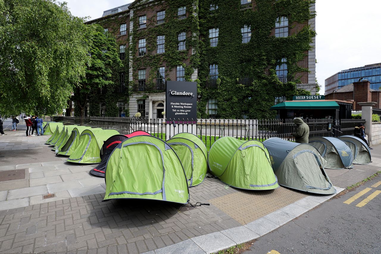 Asylum seeker tents erected at new Grand Canal location | Irish Independent