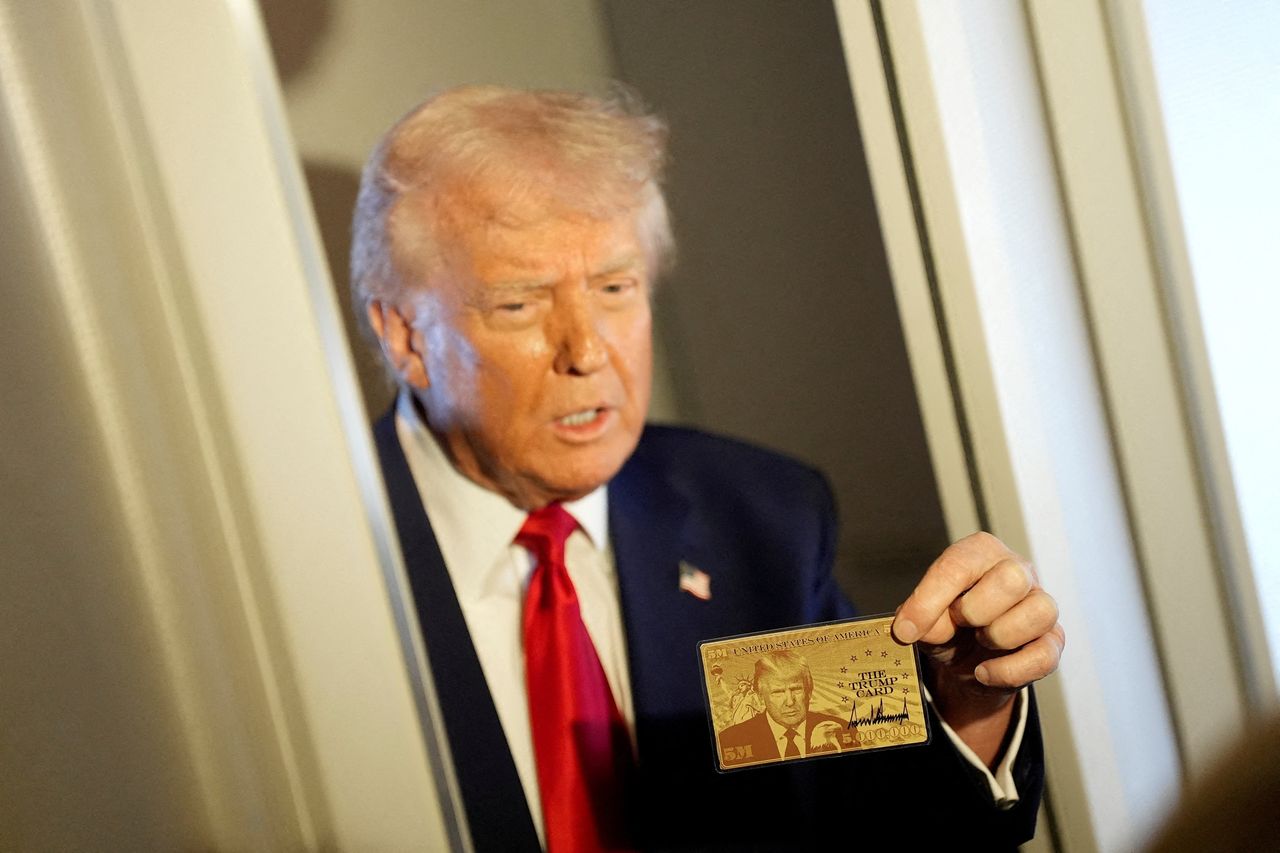 Donald Trump unveils €4.5m ‘gold card’ featuring his face for wealthy ...