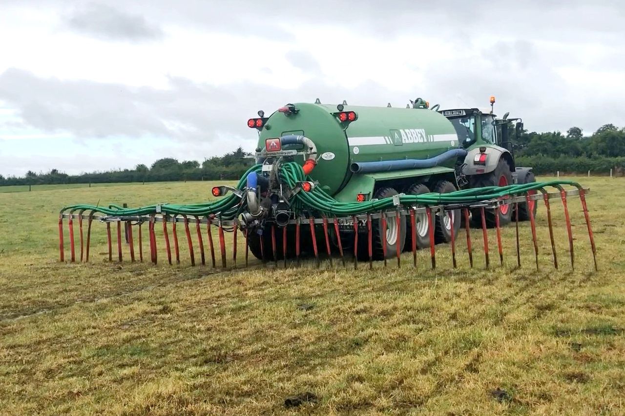 Abbey's new 10.5m tanker booms '35pc better than standard-width slurry ...