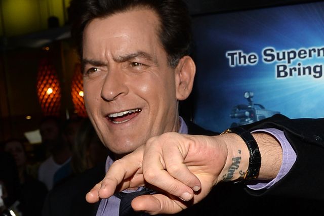 Charlie Sheen 'kicked out of bar after slapping phone out of woman's ...
