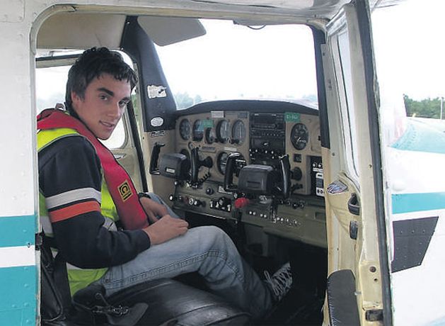 Teenage pilot flies into record books 16-year-old Alan Wynne in the ...
