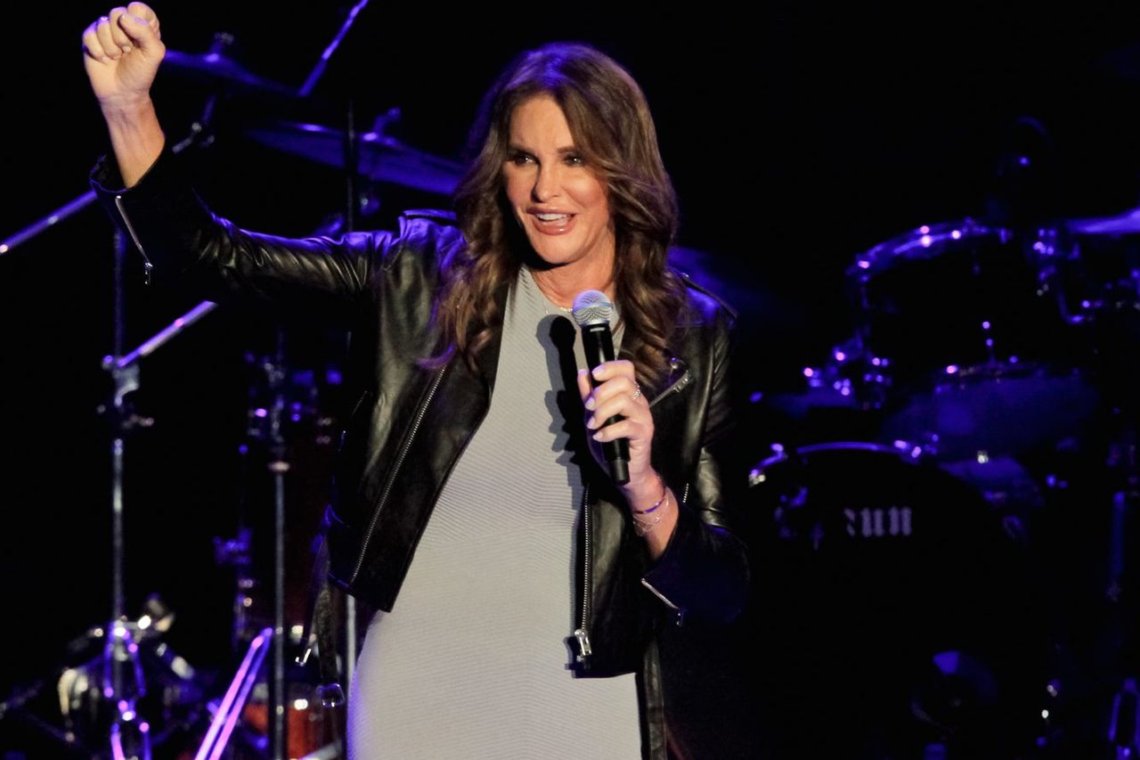 Caitlyn Jenner joins Boy George on stage and gets a standing ovation ...