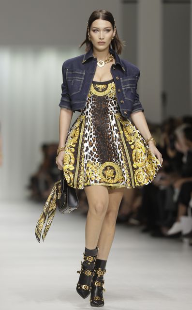 Original supermodels reunite for Versace show in memory of designer ...